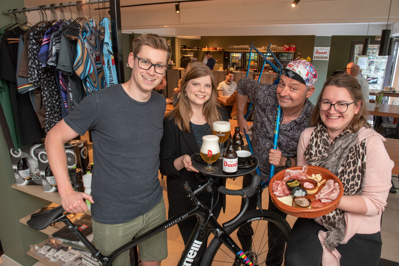 Familie opent l’Amusette Fietsbar: “Alles wat met de koers te maken ...