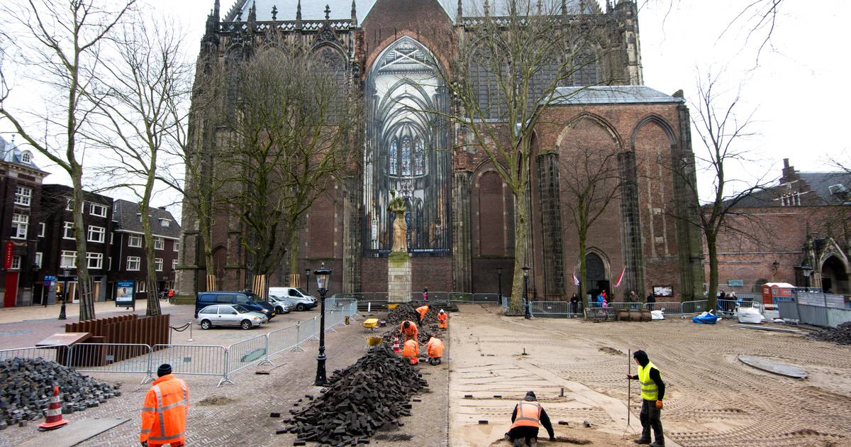 Bij de Domkerk ligt de geschiedenis op straat | Utrecht | AD.nl