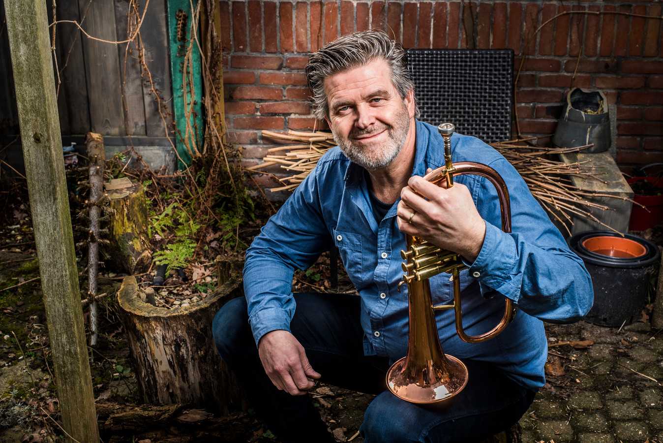 Het leven van trompettist Jan Wessels uit Hengelo staat stil, maar gaat ook door: ‘Als ik corona ...