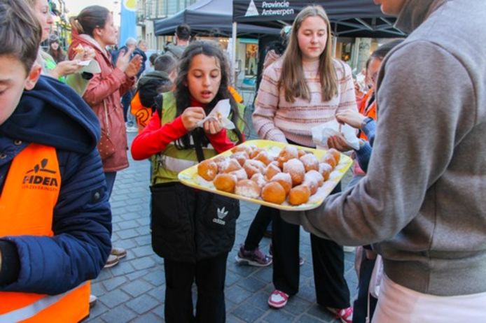Kermis Grote Jaarmarkt officieel geopend met gratis smoutebollen | Mol ...