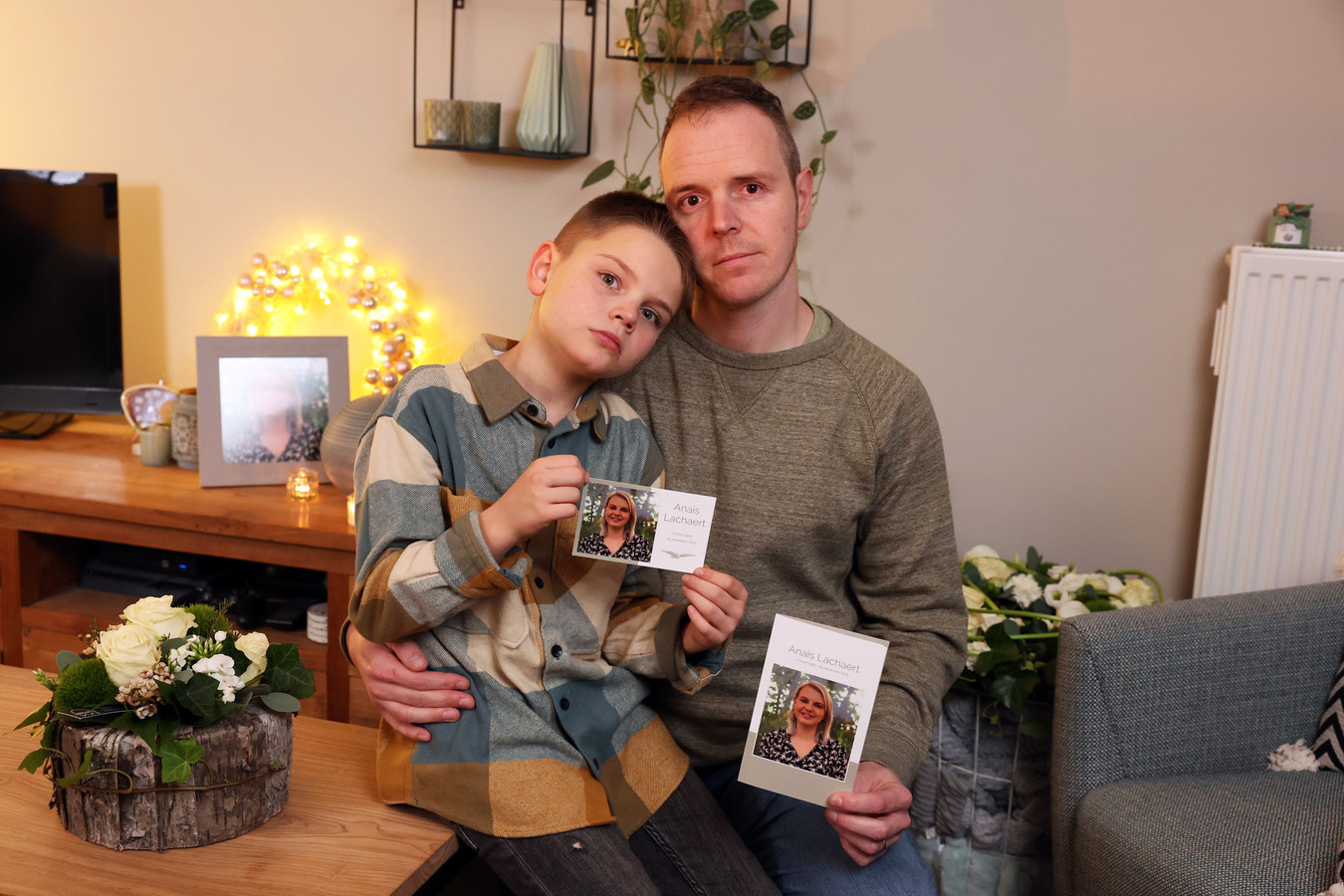 Jules (8) zorgt voor magisch moment op begrafenis mama Anaïs (33): “Haar helm in de lucht, met ...