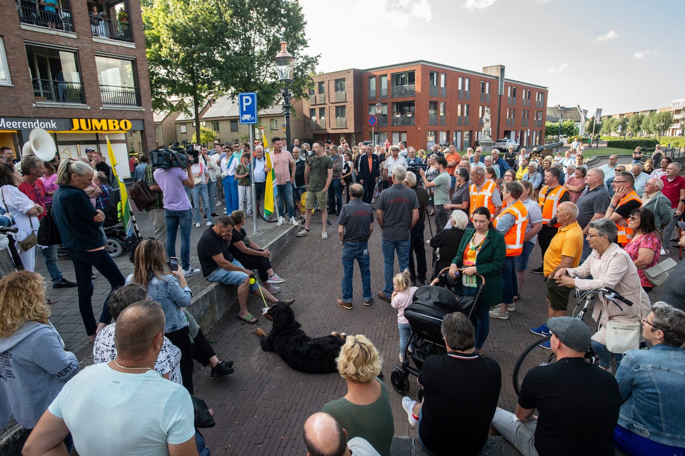 De Leur loopt uit om Roeloffs te steunen: ‘In elke straat hier woont ...