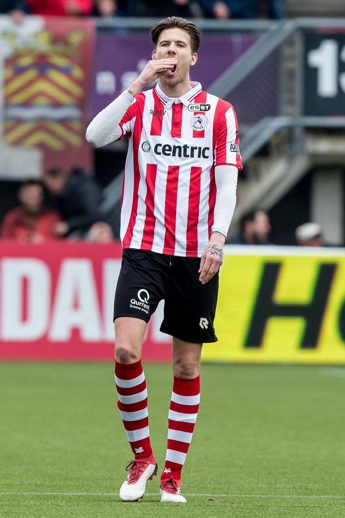 Kramer viert goal met 'eten' van broodje kroket | Nederlands voetbal ...
