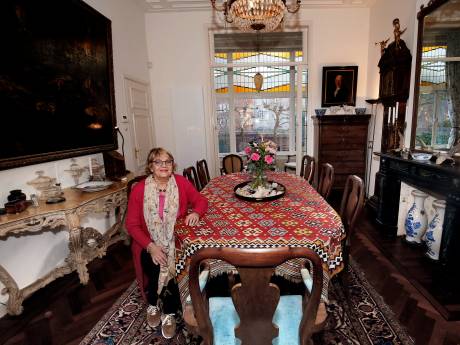 Met dit middel krijg je de bekleding van je bank weer schoon en fris ...