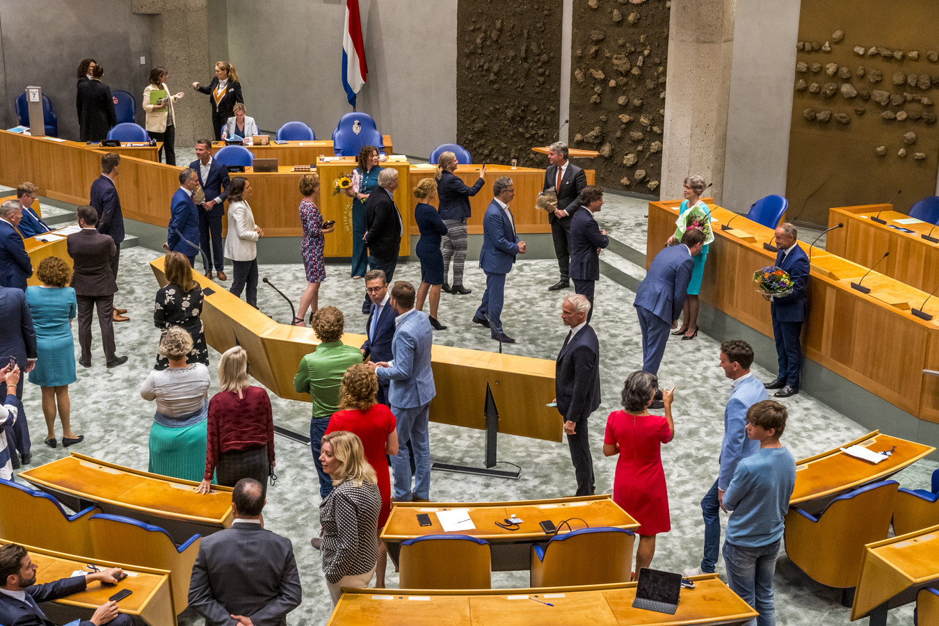 Minder frituur voor Kamerleden, verbod op eendenvlees en kunst langs de ...