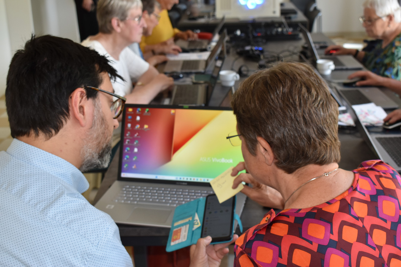 Minister De Sutter woont computerles voor beginners van Digidak Dessel bij: "De samenleving ...