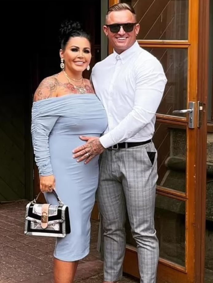 Discussie tussen zwangere moeder en stewardess loopt uit de hand: alle ...