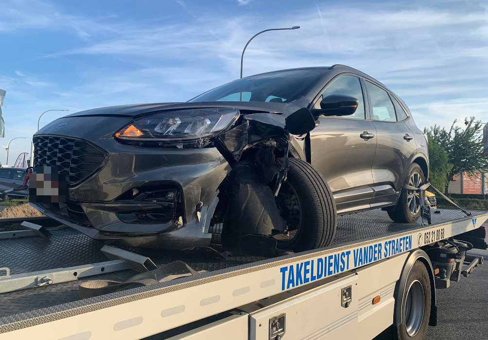 Twee voertuigen total loss nadat bestuurder afwijkt van rijbaan | Foto ...