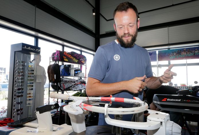 ‘Stringer’ Timo bespant tennisrackets op grote toernooien: ‘Het is wel ...