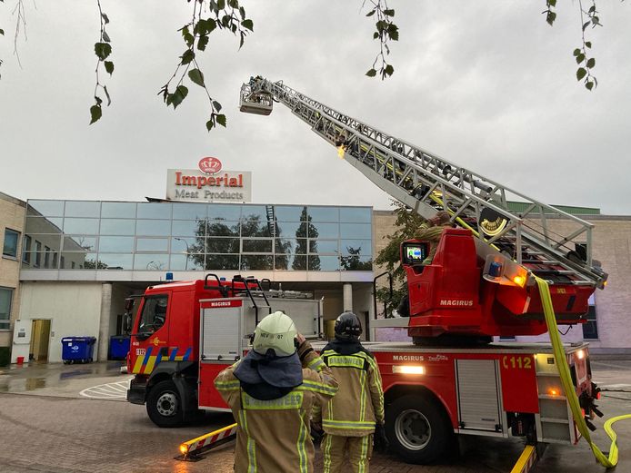 Dak van vleesverwerkingsbedrijf Imperial in Lievegem vat vuur ...