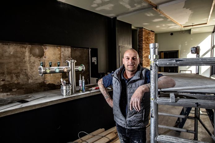 Met Hollands feestcafé in hartje Deventer gaat droom van ‘zingende ...