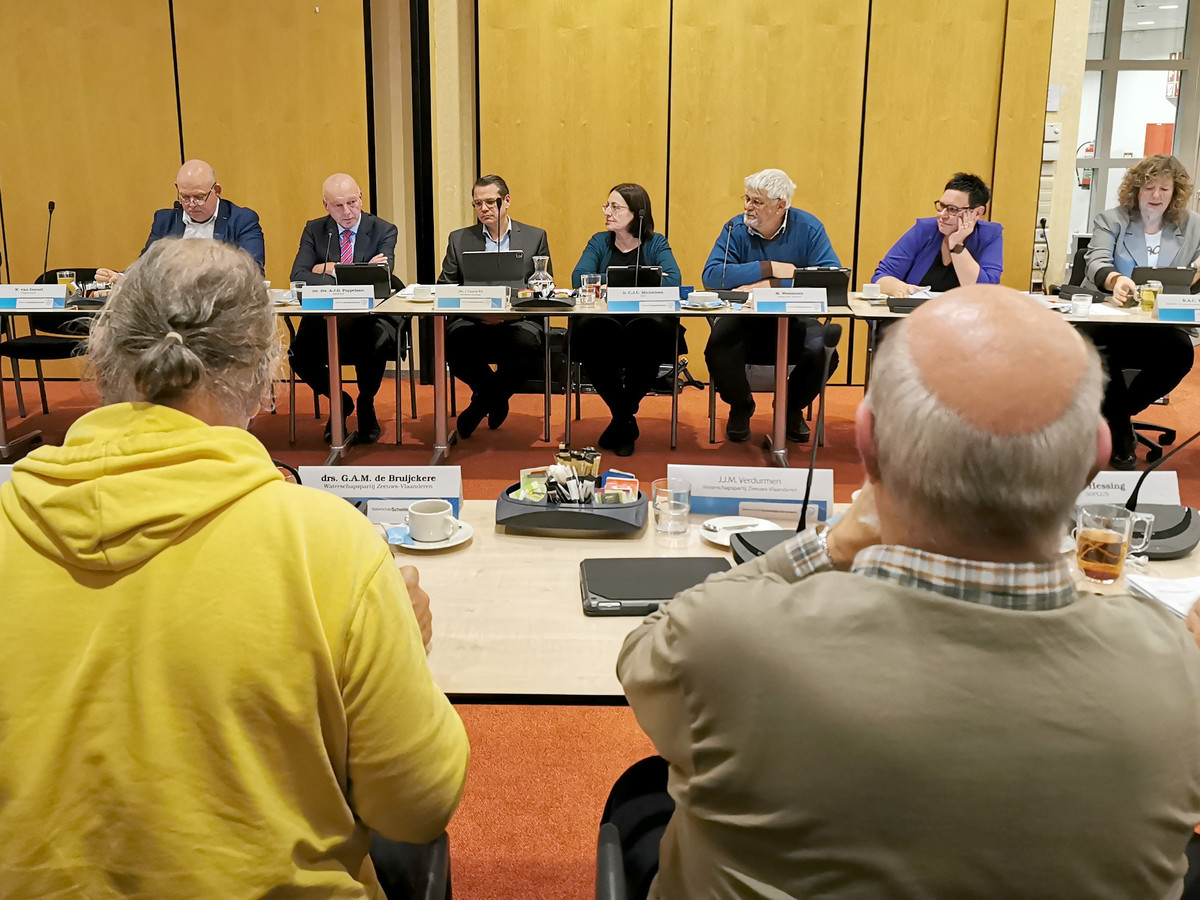 Een salarisrel, een peperdure dijk en plat populisme: vier roerige ...