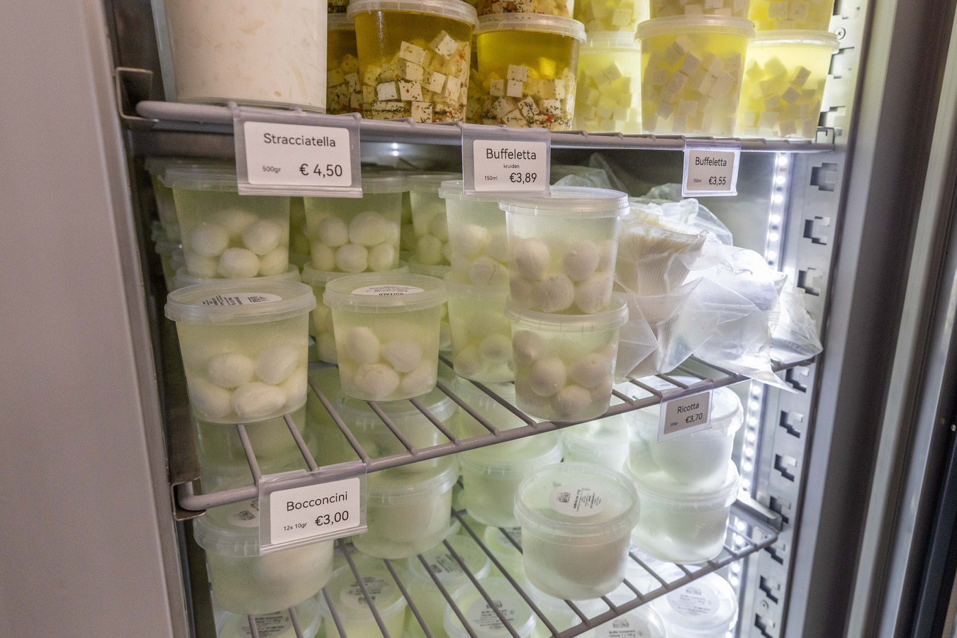 Winkel bij de waterbuffelboer is open: van melk uit de tap tot bonbons ...