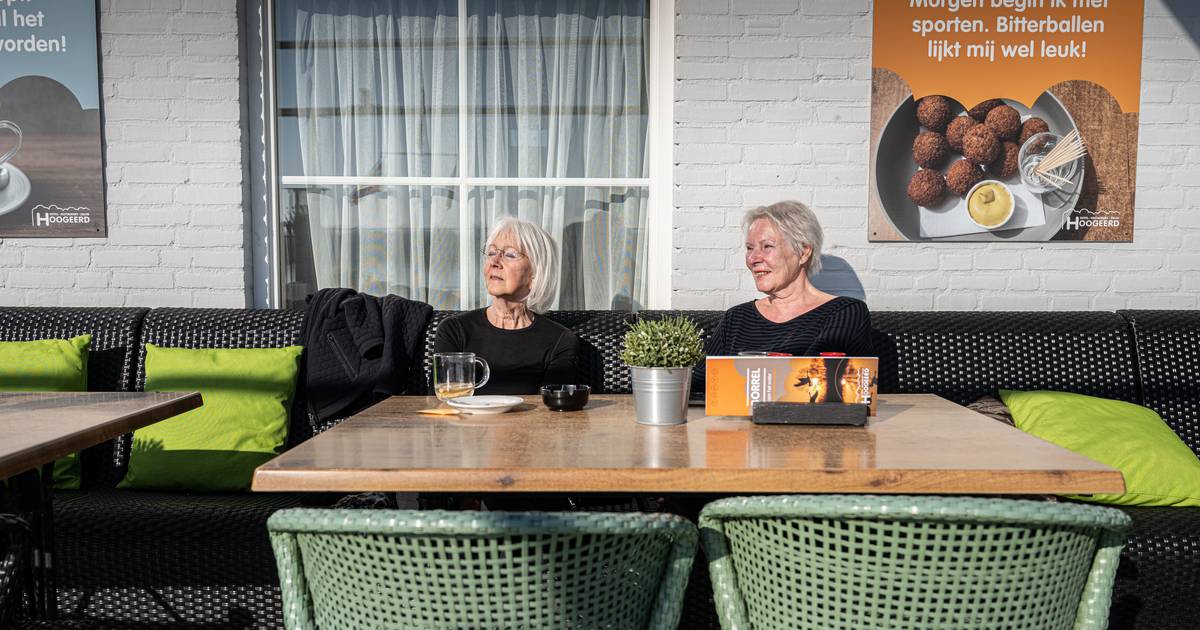 ‘Je kan best jaloers op ons zijn!’ Voor het eerst weer op het terras ...