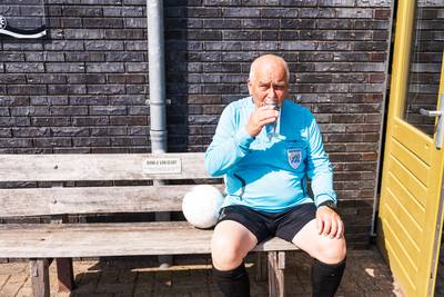 Oud-voetbalcommentator Evert ten Napel doet iets wat bijna niemand meer ...