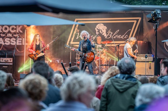 Rocken op een klein en gemoedelijk festival in Gassel: ‘Bel ons en je ...
