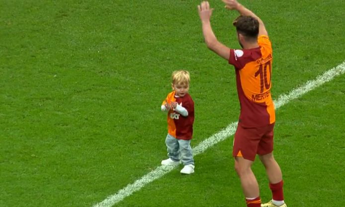 Ook Ciro viert weer mee: uitblinker Dries Mertens schiet Galatasaray ...