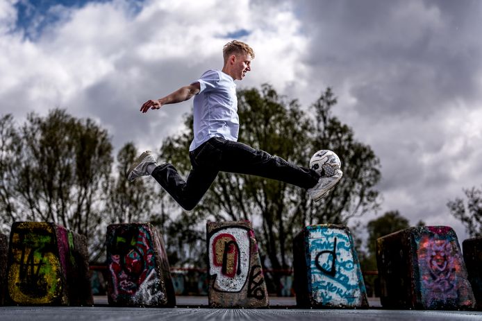Bailey (22) maakt droom met eigen freestyle voetbal waar: ‘Mijn onzekerheid is een litteken dat ...
