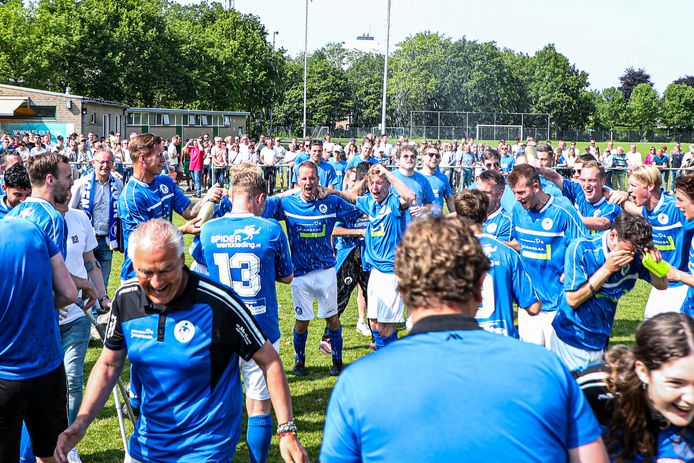 Feest in Rijsbergen na kampioenschap VVR: ‘Hier heb ik een heel jaar ...