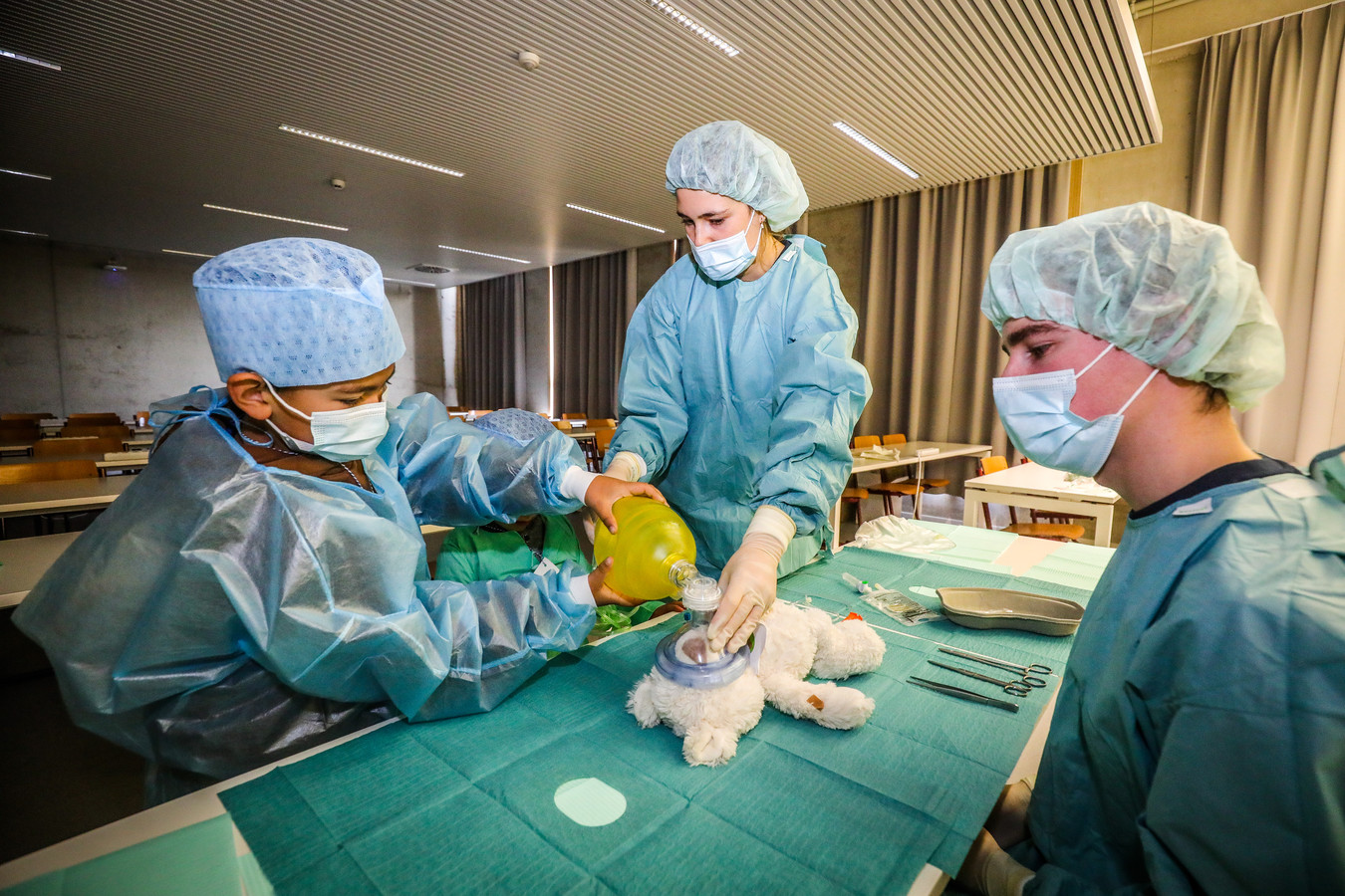 IN BEELD. Kindjes opereren hun knuffel tijdens Teddy Bear Hospital. “We ...