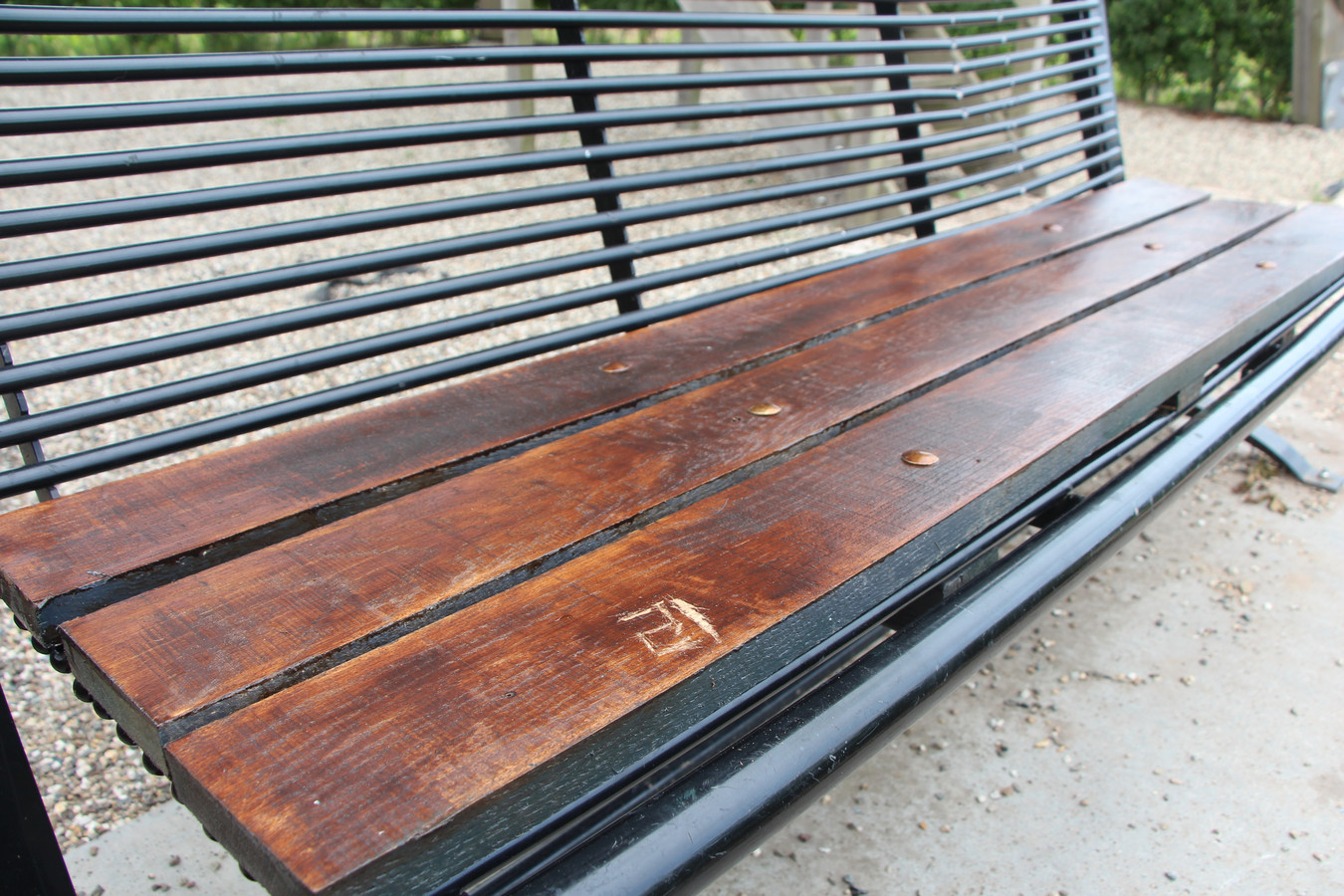 Vernield bankje op Needse Berg in ere hersteld, maar de eerste kras is ...