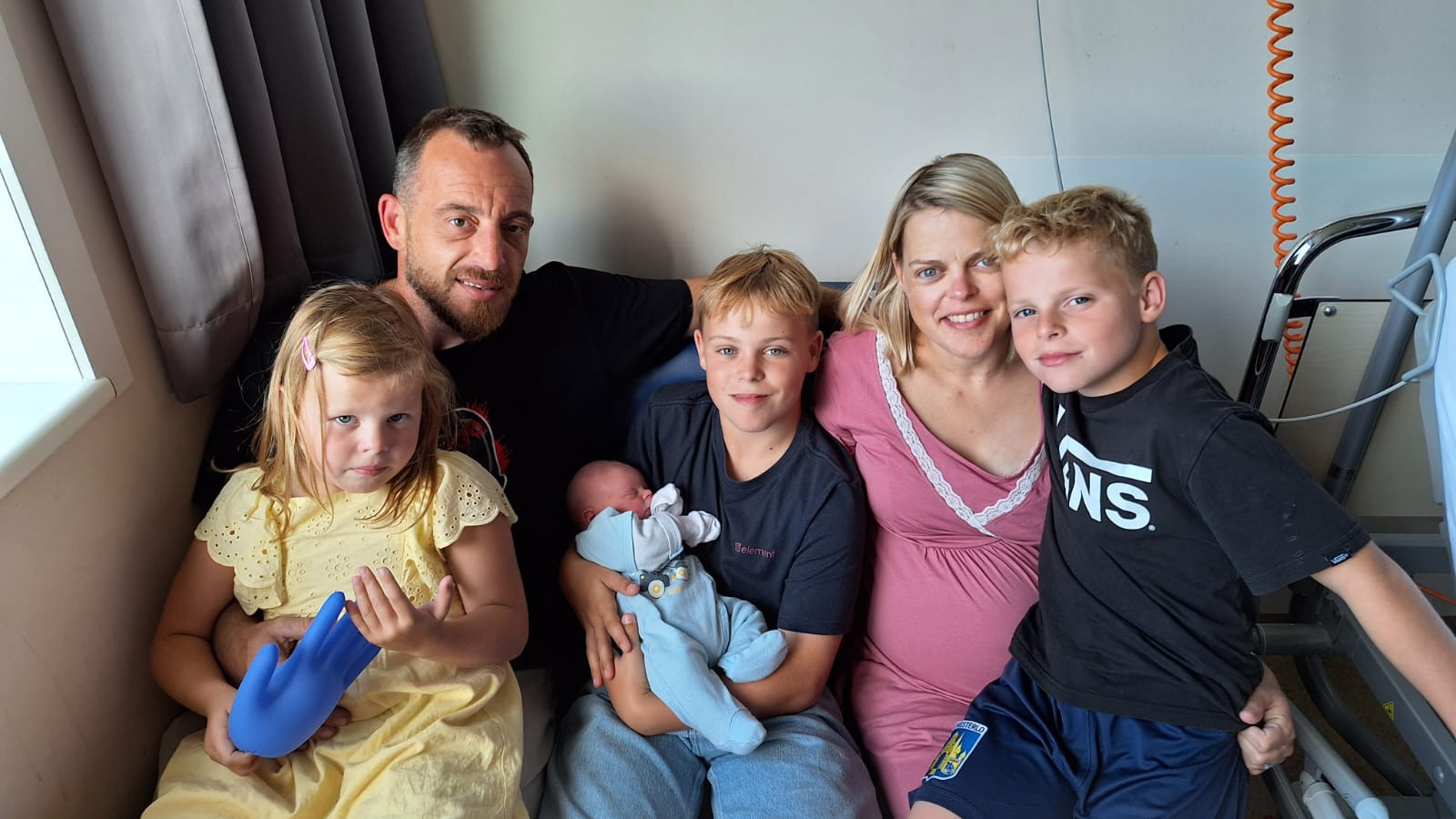 13-jarige Warre helpt mama wanneer ze ’s nachts in 25 minuten bevalt ...