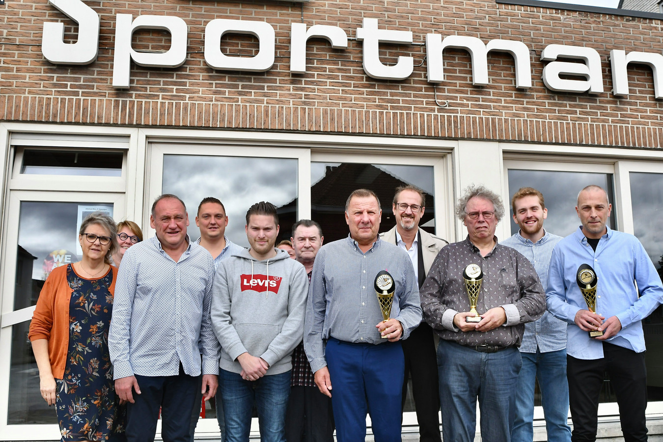 De laatste kampioenen en bekerwinnaar van De Erikastoters in café ...