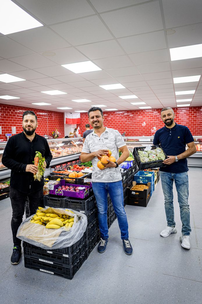 Stormloop op eerste Poolse supermarkt in Enschede: de gebaksvitrine is ...