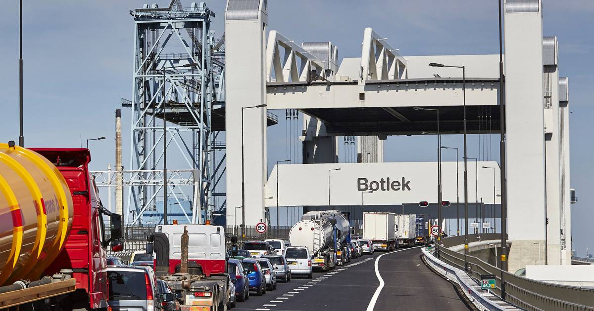 Drie storingen Nieuwe Botlekbrug in 24 uur | Voorne-Putten | AD.nl