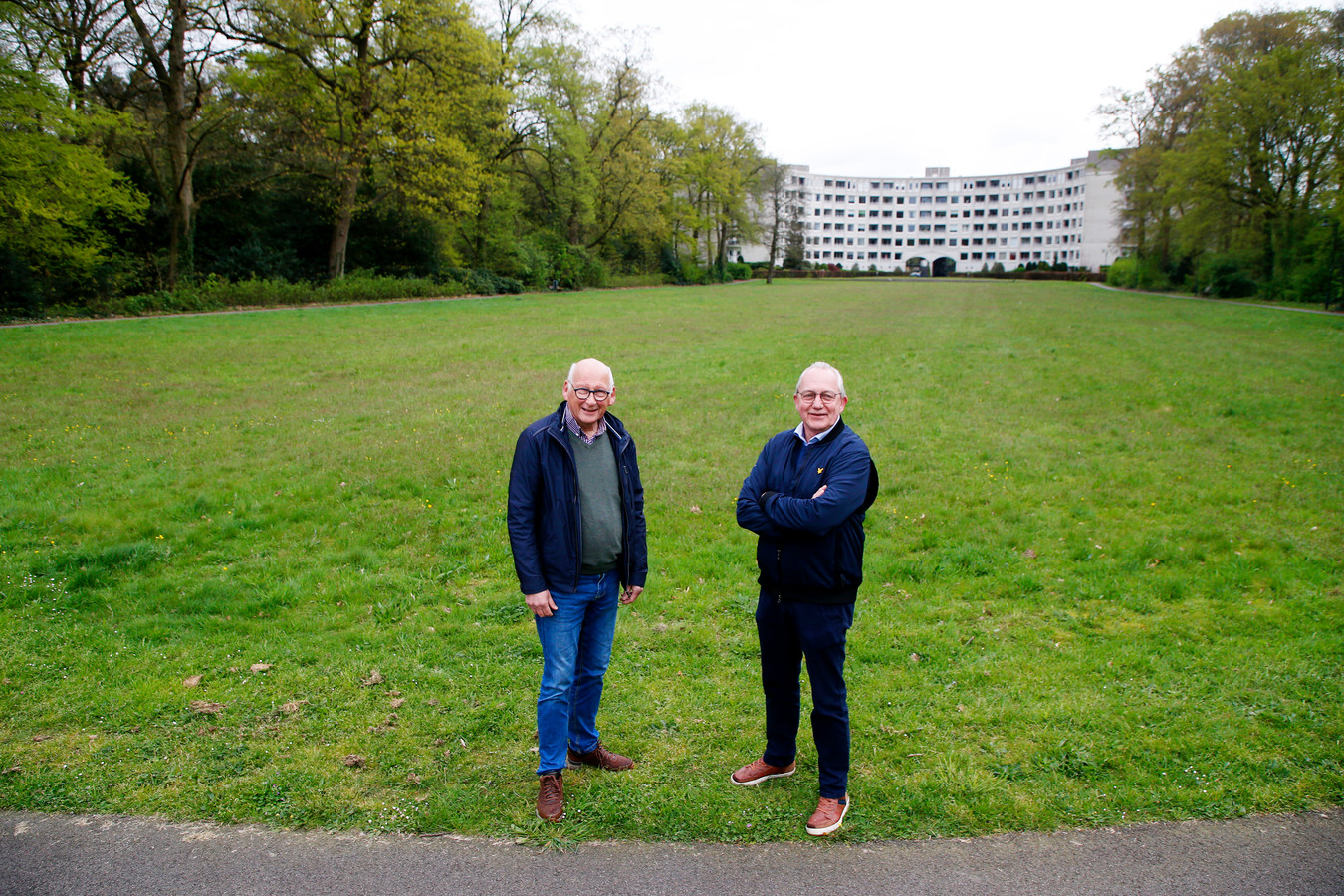 Saai grasveld moet straks een prachtige weide vol wilde bloemen worden ...