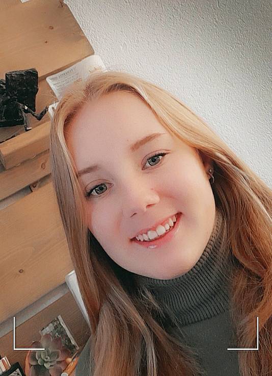 Dit 14 Jarig Tienermeisje Wordt Dagelijks Door Haar Vriendjes Geneukt
