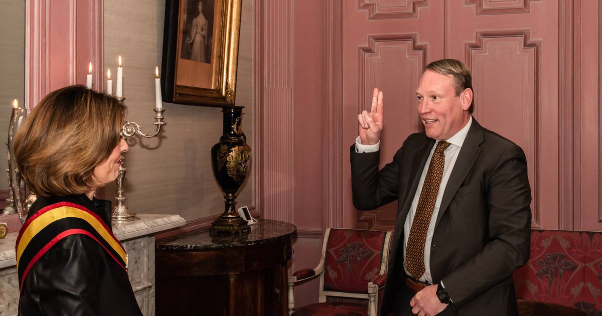 Geert Hermans legt eed af als nieuwe burgemeester, wissel Hermans en ...