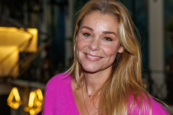 Froukje openhartig over moeilijke kerst, Maan deelt een kerstkus met ...