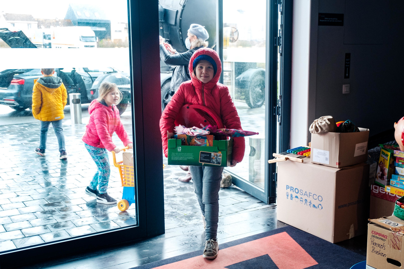 Sandra en Nathalie verzamelen massa’s speelgoed voor kansarme gezinnen ...