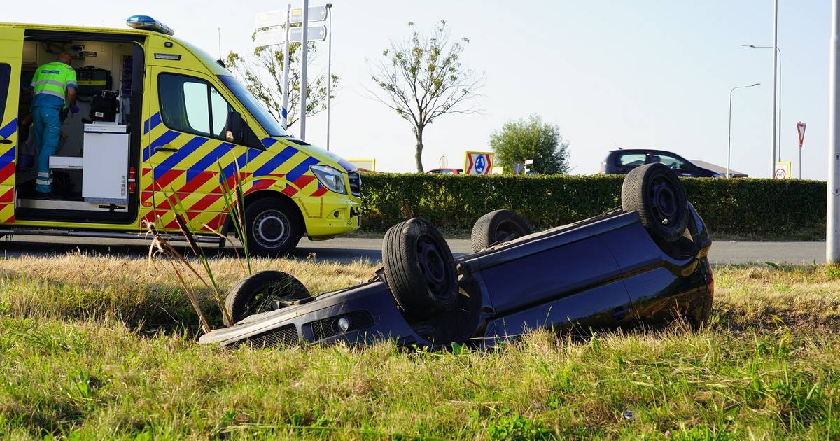 Bestuurder verliest de macht over het stuur en belandt met wagen in sloot in Hank | Oosterhout ...