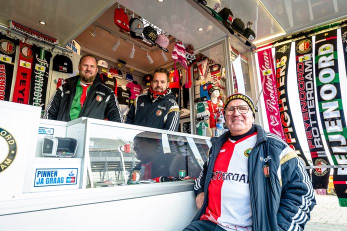Peter verkocht zestig jaar lang Feyenoord-artikelen en groeide uit tot ...