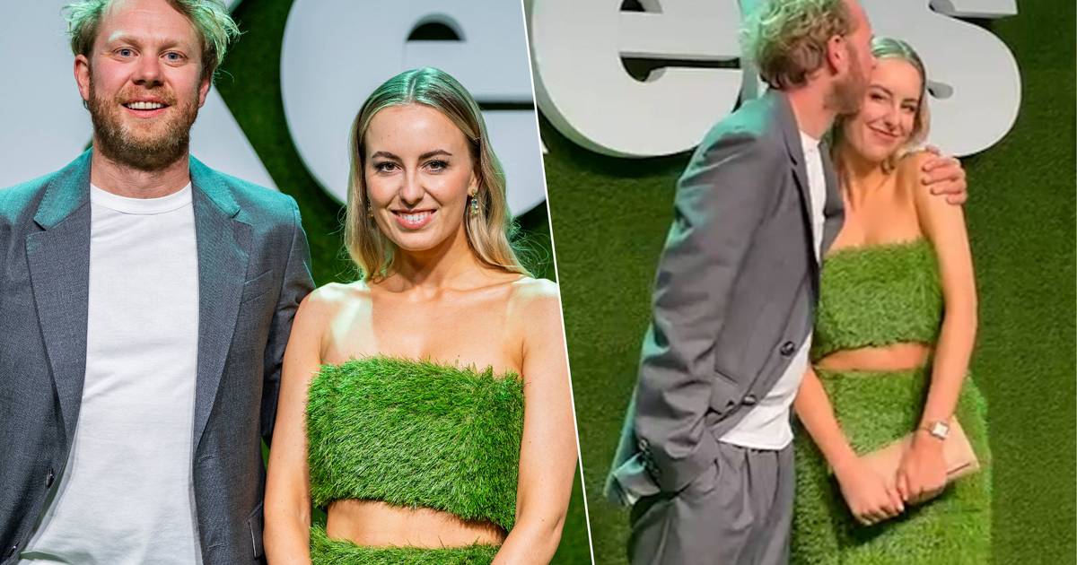 KIJK. Vriendin Rik Verheye poseert met jurk uit kunstgras op avant ...