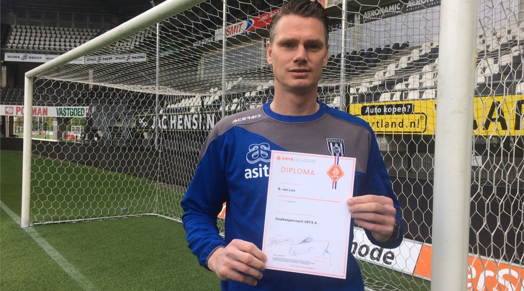 Diploma Goal Keeper Coach UEFA A voor Brian van Loo | Foto | tubantia.nl