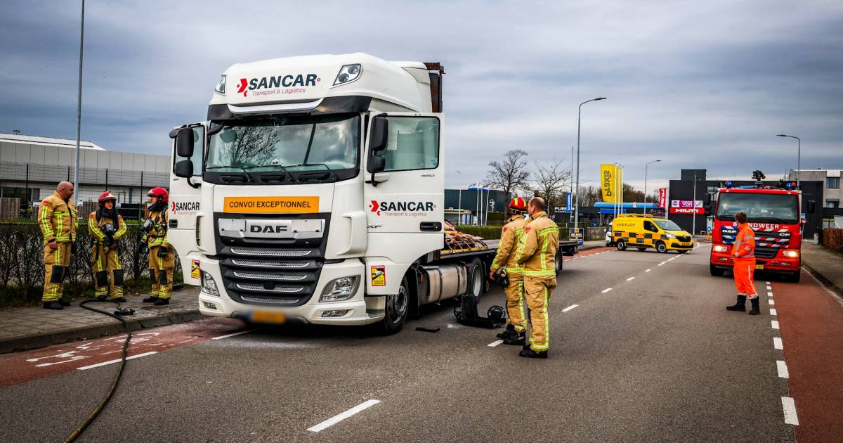 Vrachtwagen vliegt twee keer binnen een uur in brand, cabine vol zwarte ...
