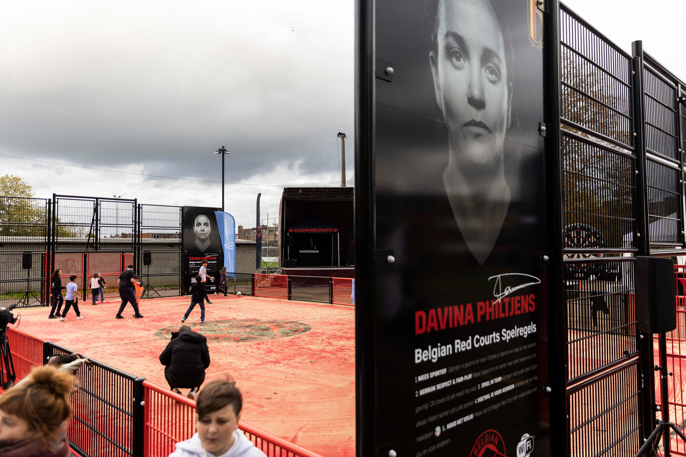 GEZOCHT. Koninklijke Voetbalbond werft twee voetbalcoaches aan voor ...