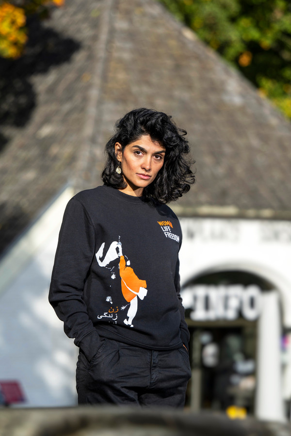 Niloofar schaart zich achter de revolutie in Iran: ‘Dat had ik drie ...