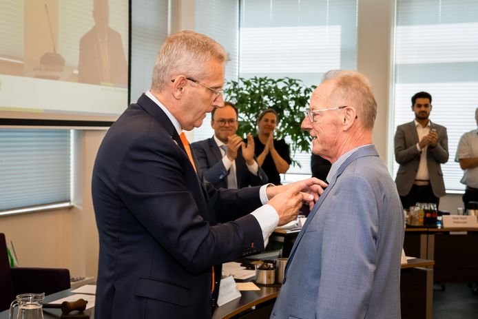 Raadslid Michel Lambers stopt vanwege gezondheid én krijgt lintje ...