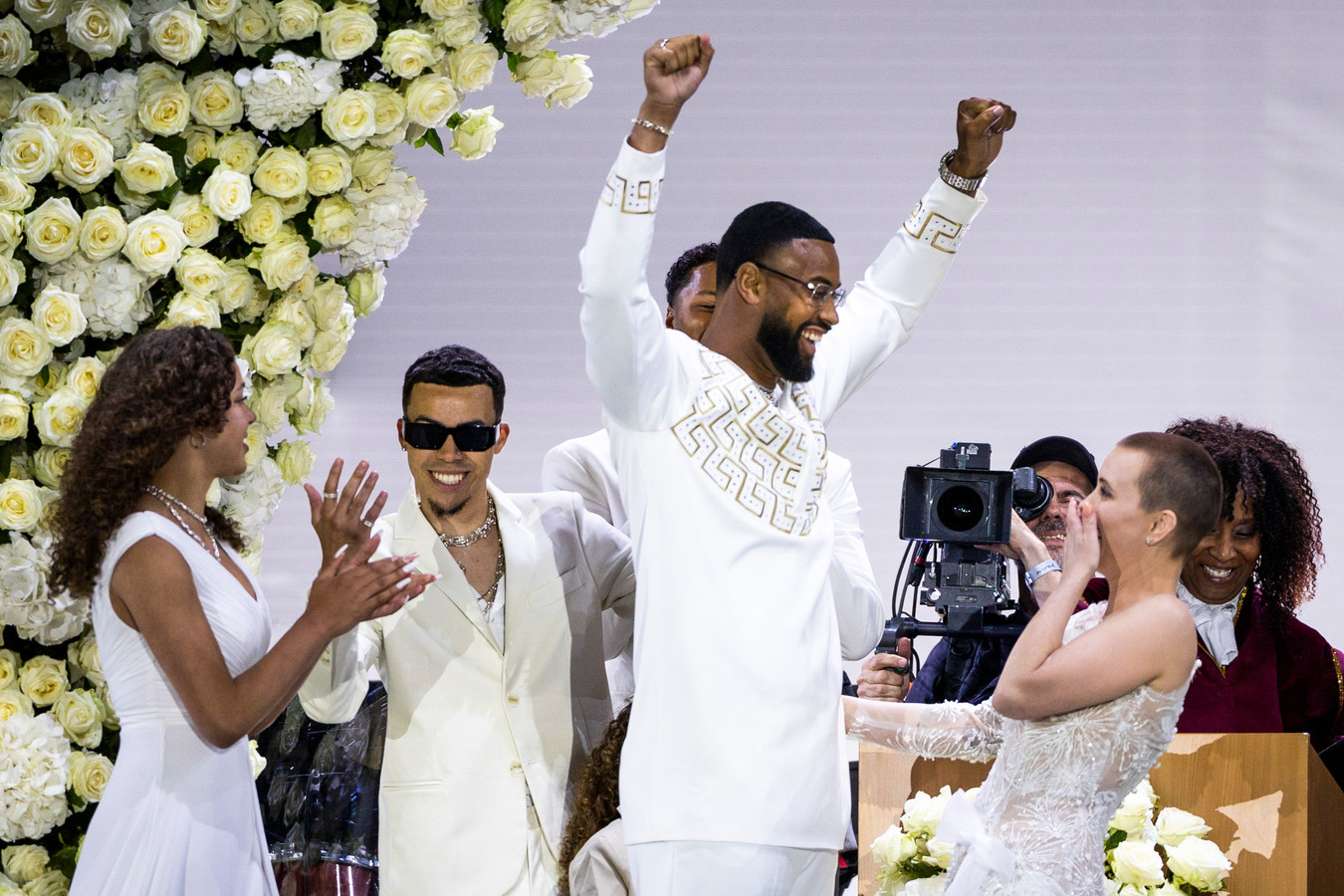 Rocken in een trouwjurk? Anouk doet het gewoon | Foto | pzc.nl