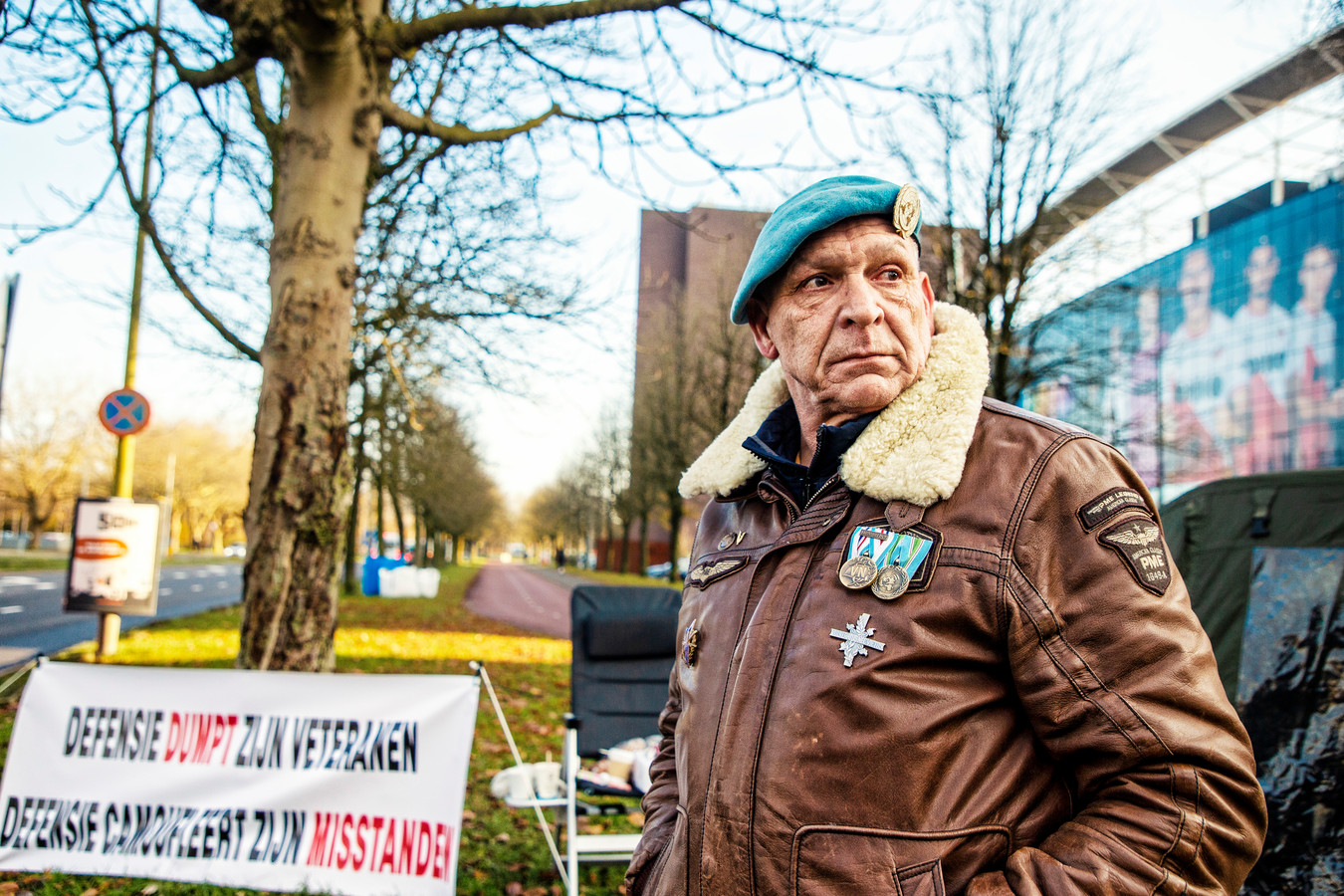 Veteraan Mario (60) slaapt in tentje tegenover kazerne: ‘Dit had nooit ...
