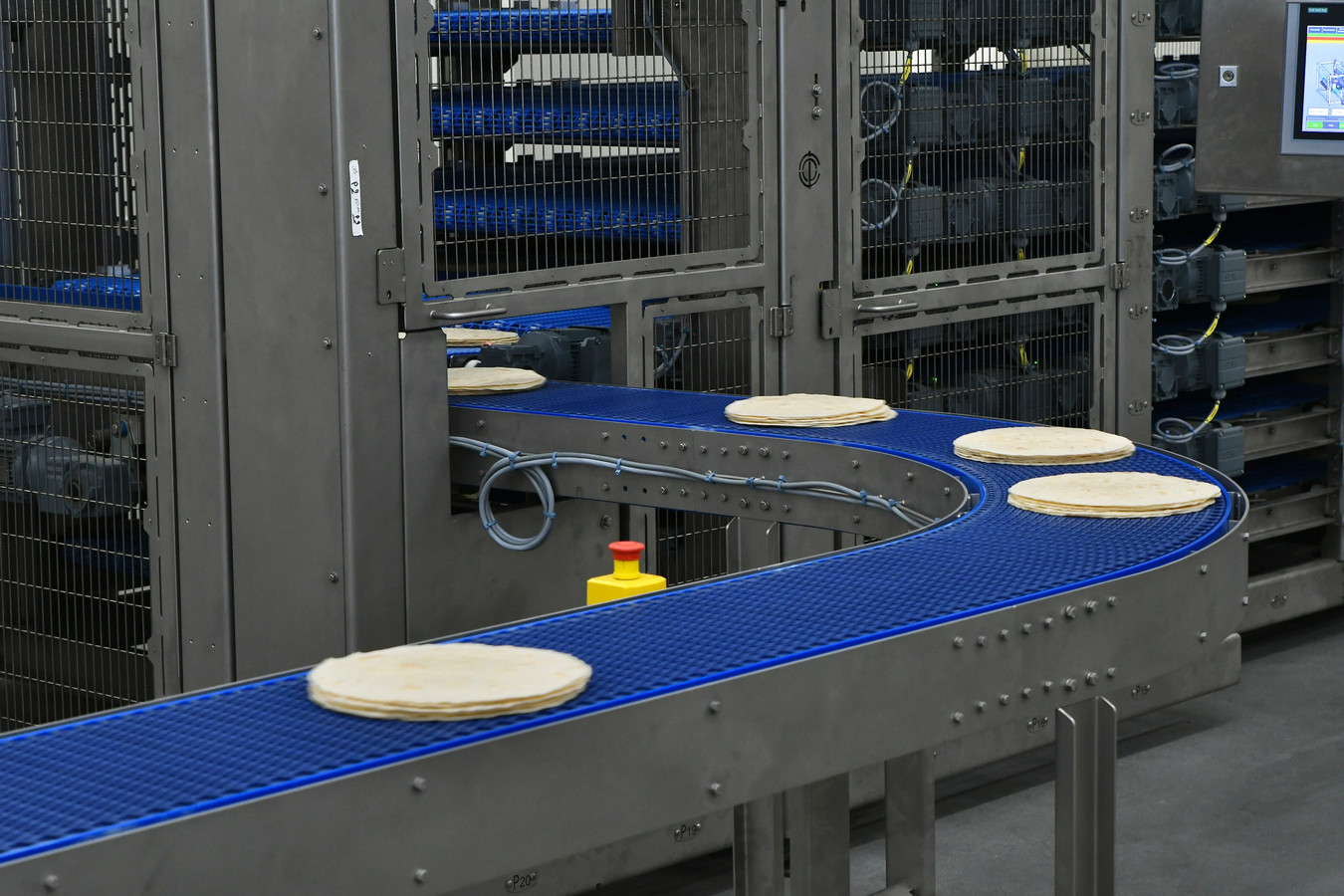 Hier rollen jaarlijks 200 miljoen tortilla’s van de band: Paulig opent ...