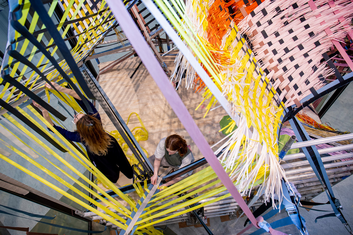 Weven door de ruimte: team Jongerius maakt Loom Room in TU/e | Foto | AD.nl