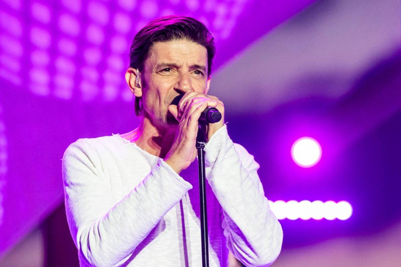 Nieuwe vriendin, nieuw kapsel voor Koen Wauters: “Deze look geeft hem ...