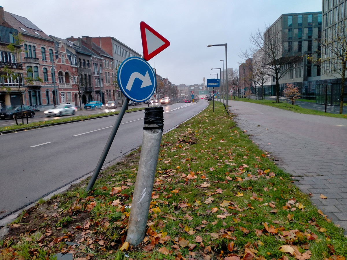 Wagen belandt op voetgangersweg na botsing tegen verlichtingspaal ...
