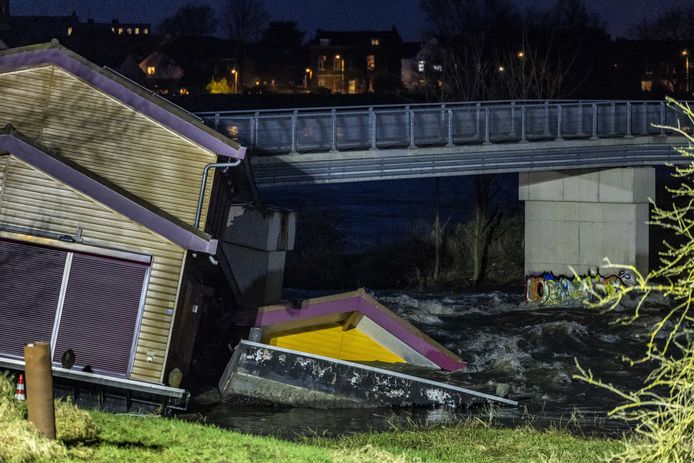 Brug Maastricht lijkt niet in te storten, brandweer vertrekt ...