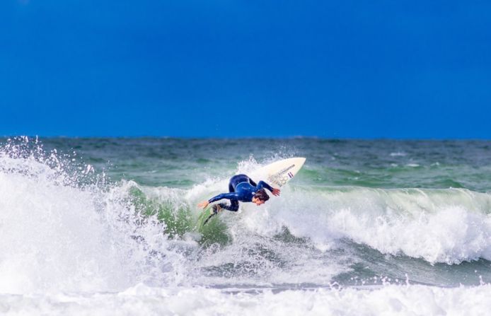 Domburgse golfsurfer Rendel Salawanej wordt Nederlands kampioen ...